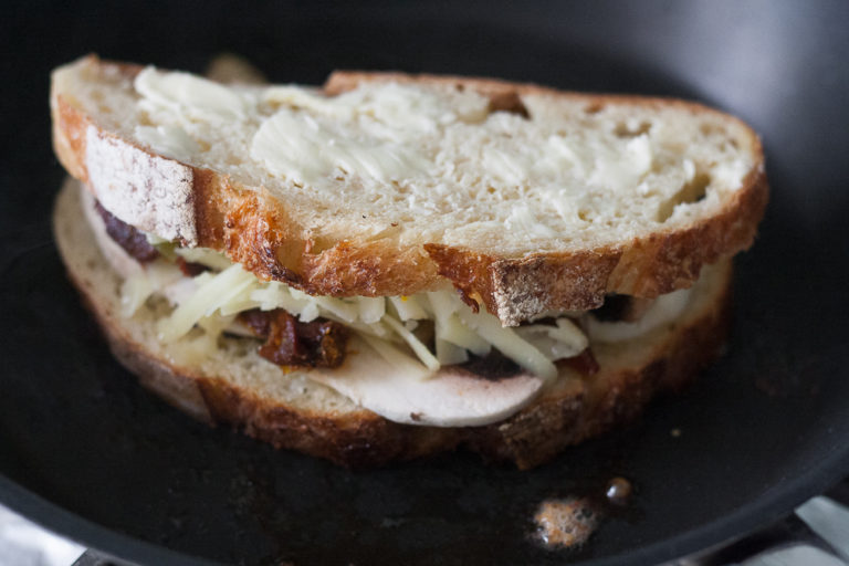 Sandvis cald cu branza topita (grilled cheese sandwich) - Taste Bazaar