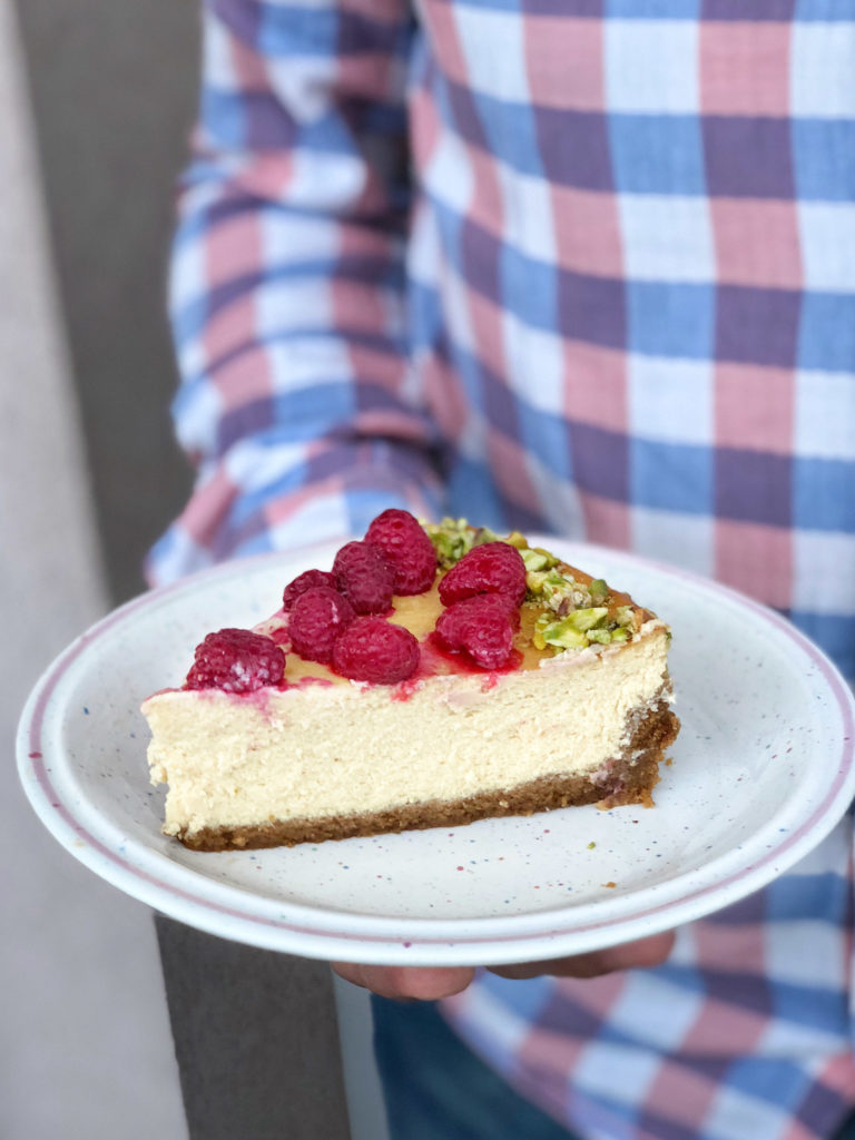 Cheesecake cu dulce de leche, fistic si zmeura - Taste Bazaar