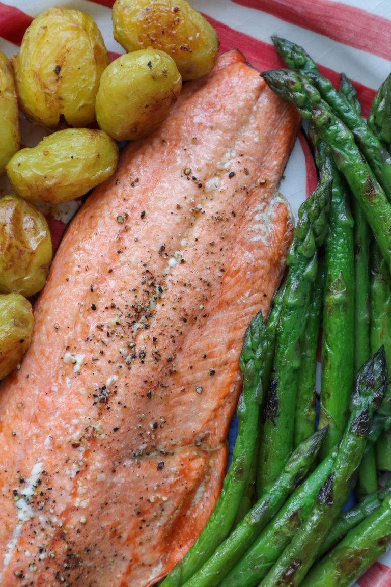 Somon salbatic la cuptor cu sos de unt si usturoi, cartofi noi copti si ...