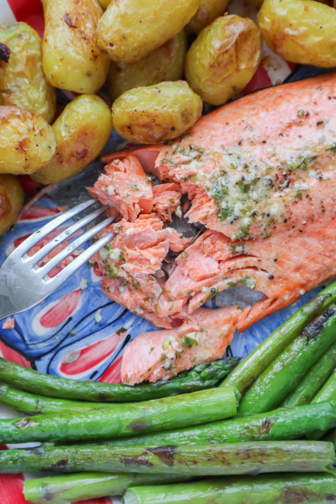 Somon salbatic la cuptor cu sos de unt si usturoi, cartofi noi copti si ...