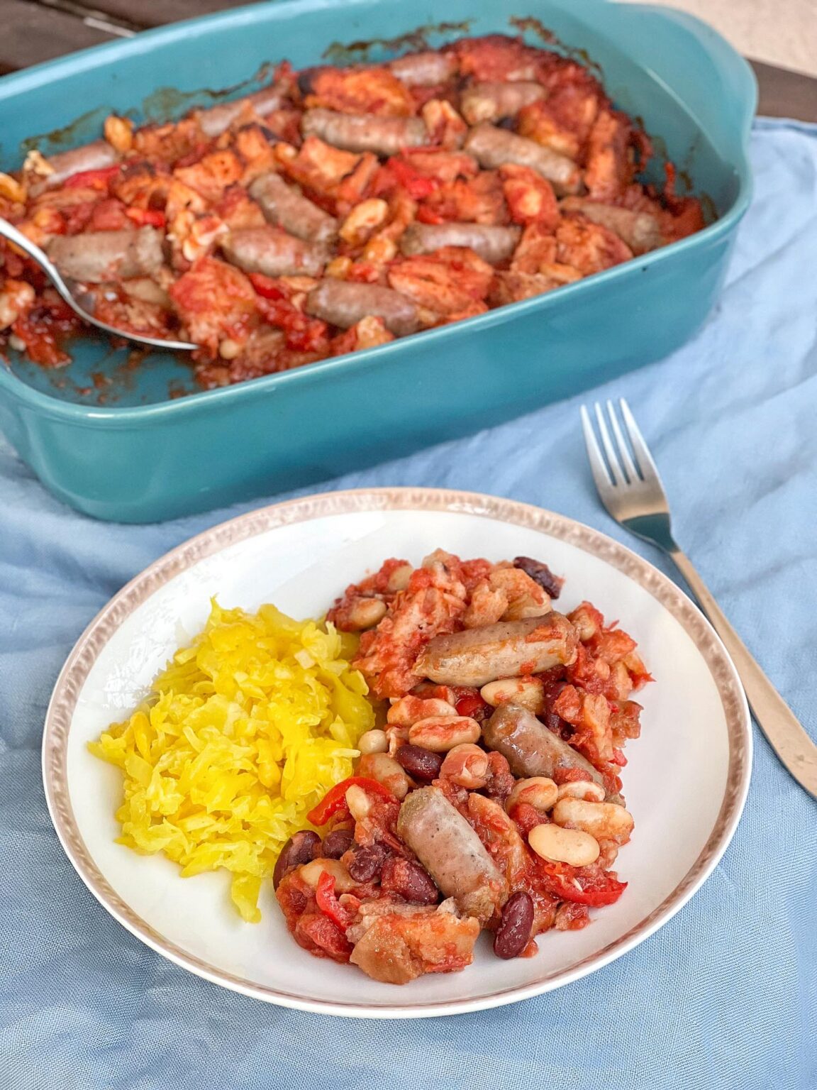 Fasole cu cârnați la cuptor - Taste Bazaar