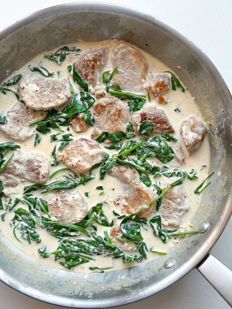 Mușchiuleț de porc cu sos de smântână și spanac - Taste Bazaar