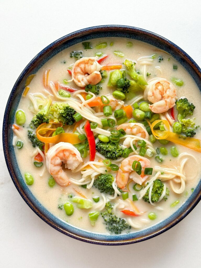 Supă cu lapte de cocos, creveți și legume - Taste Bazaar