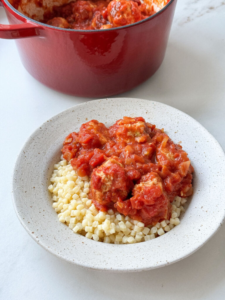 Chifteluțe de pui cu ricotta în sos de roșii - Taste Bazaar